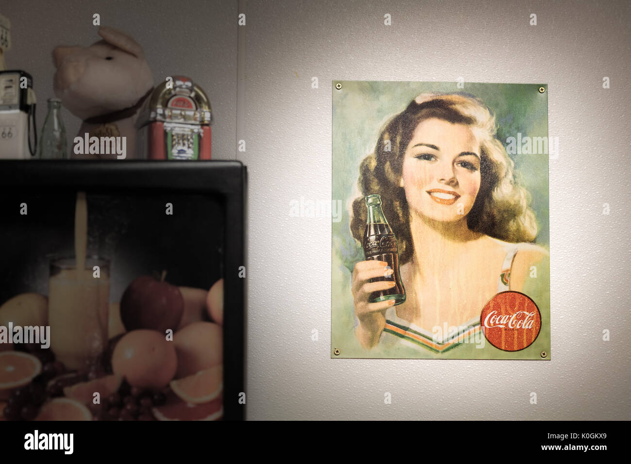 Vintage coca cola bottle woman hi-res stock photography and images - Alamy