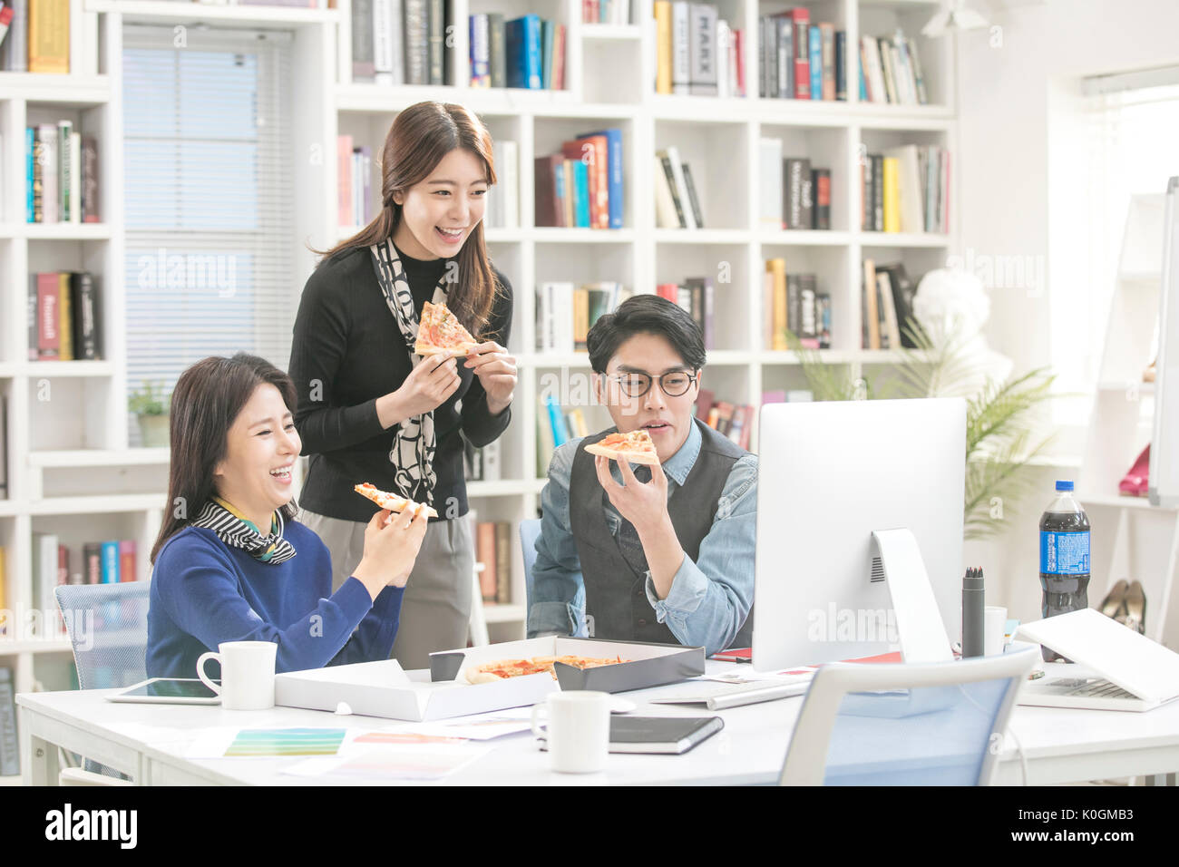 Three businessmen eating lunch hi-res stock photography and images - Alamy