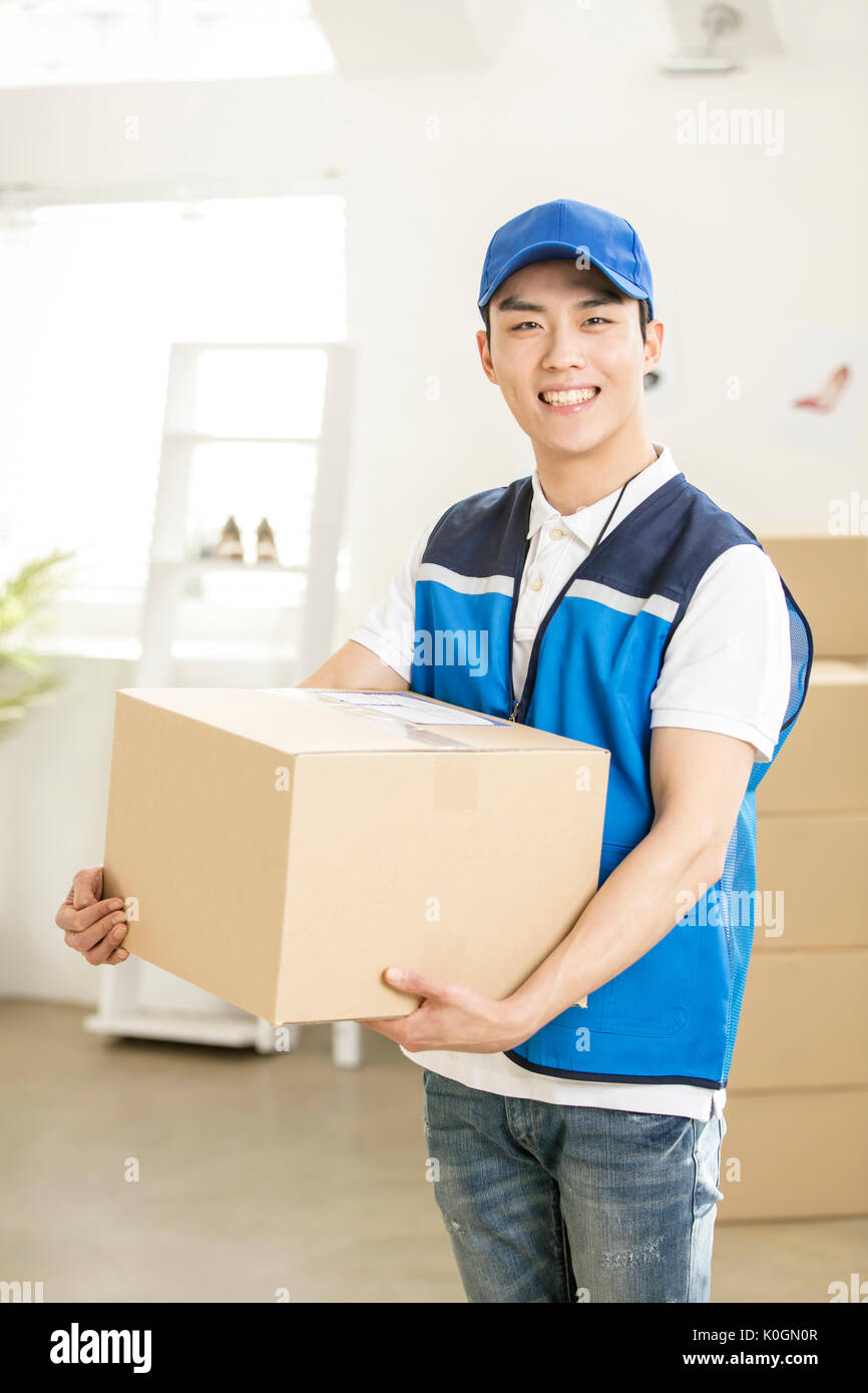 Man holding a box hi-res stock photography and images - Alamy