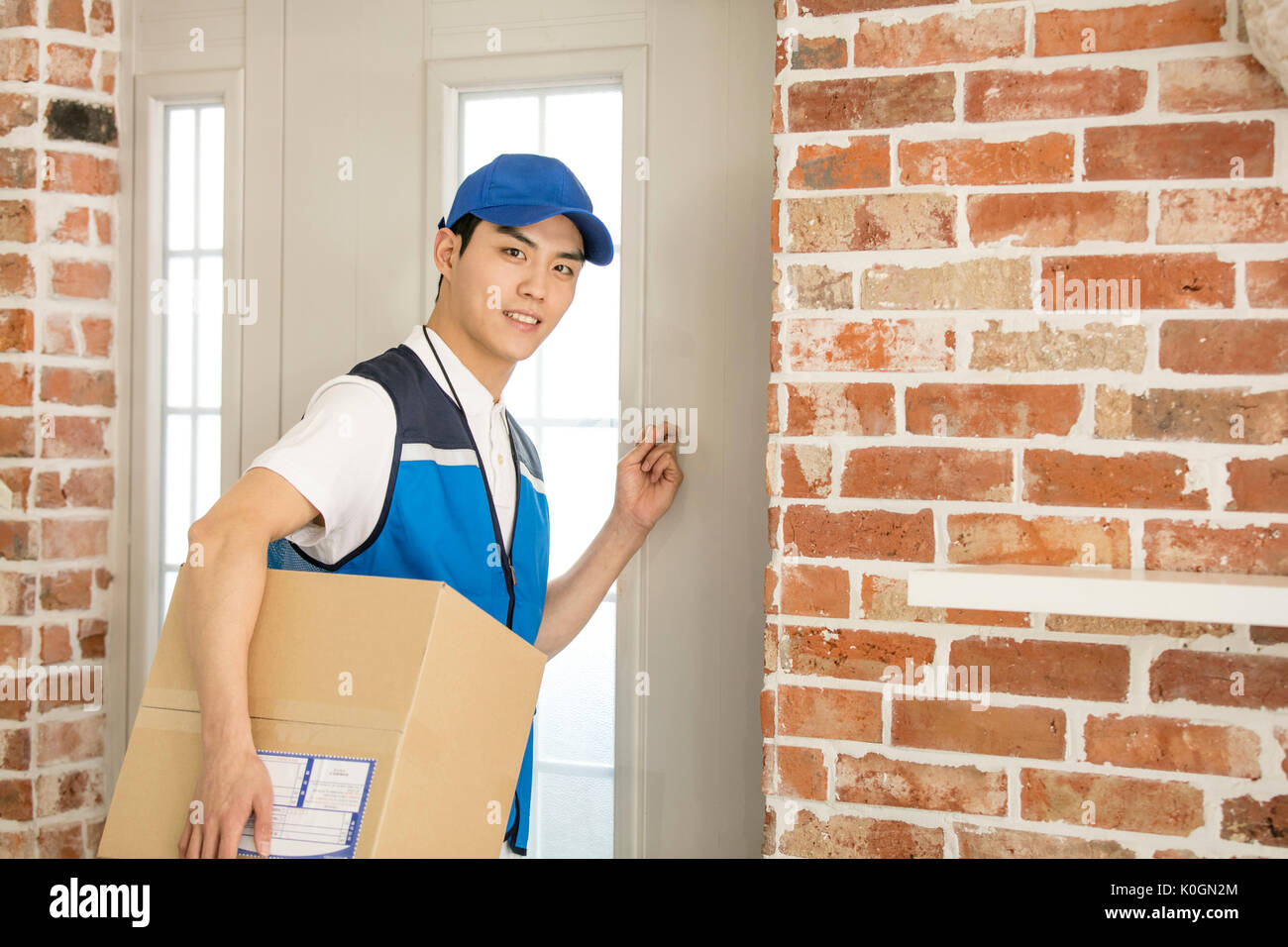 Person knocking on door hi-res stock photography and images - Alamy