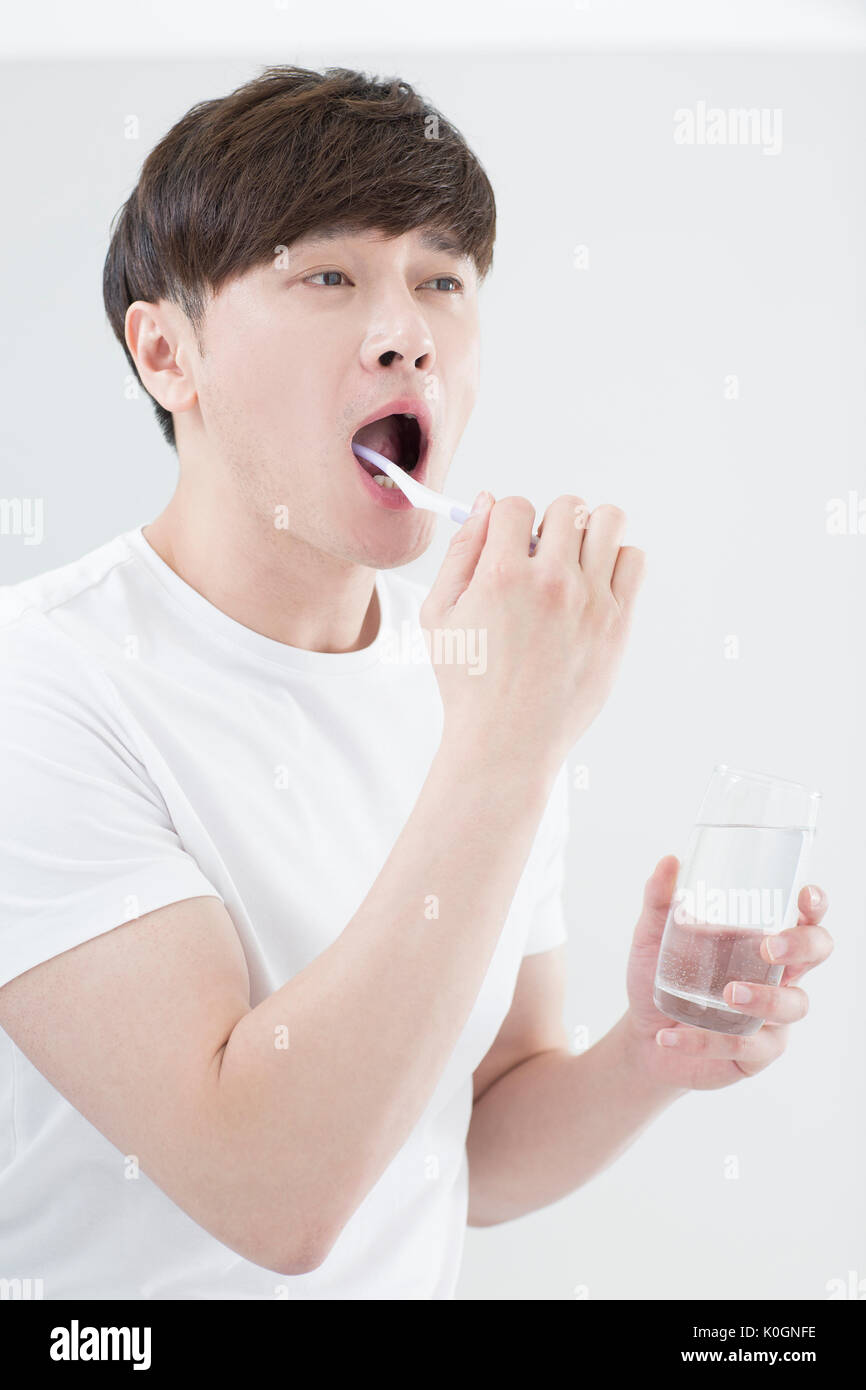 Portrait of man brushing his teeth Stock Photo - Alamy