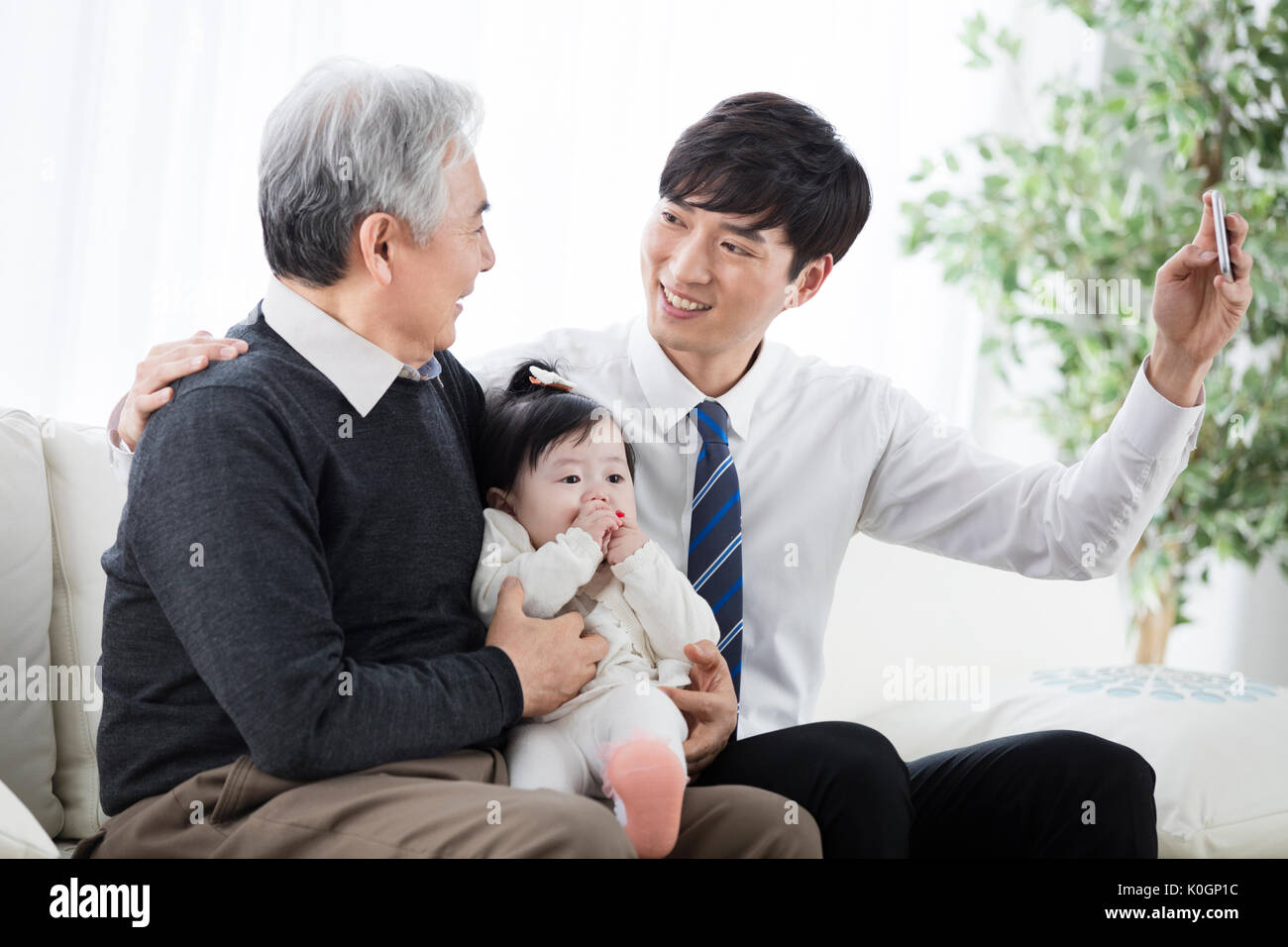 Family three looking smartphone hi-res stock photography and images - Alamy