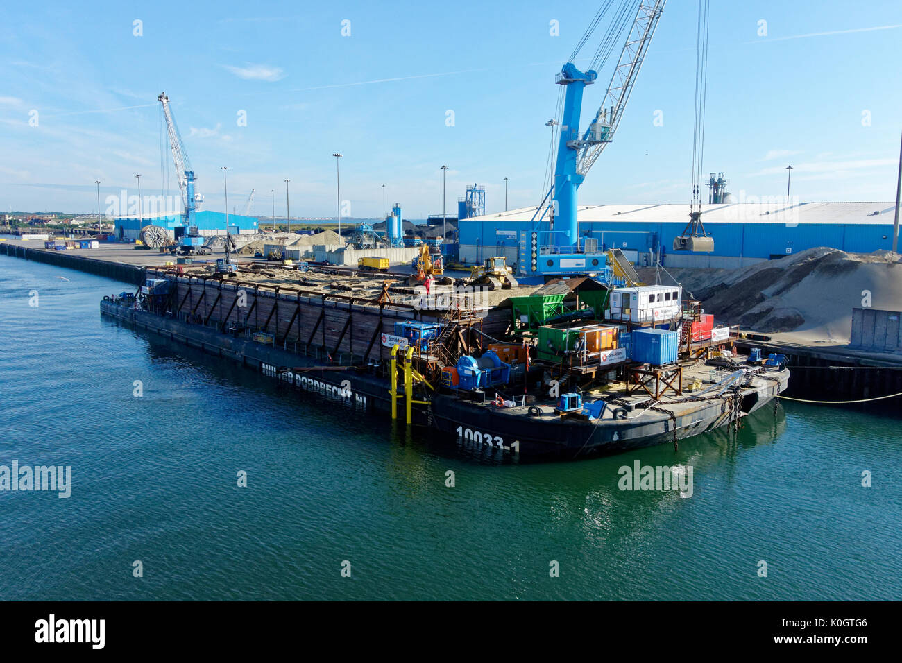 Barge carrying sand hi-res stock photography and images - Alamy