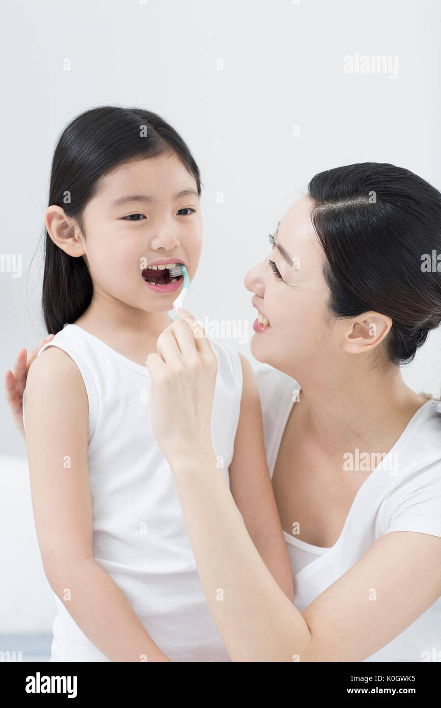 Mother daughter brush teeth hi-res stock photography and images - Alamy