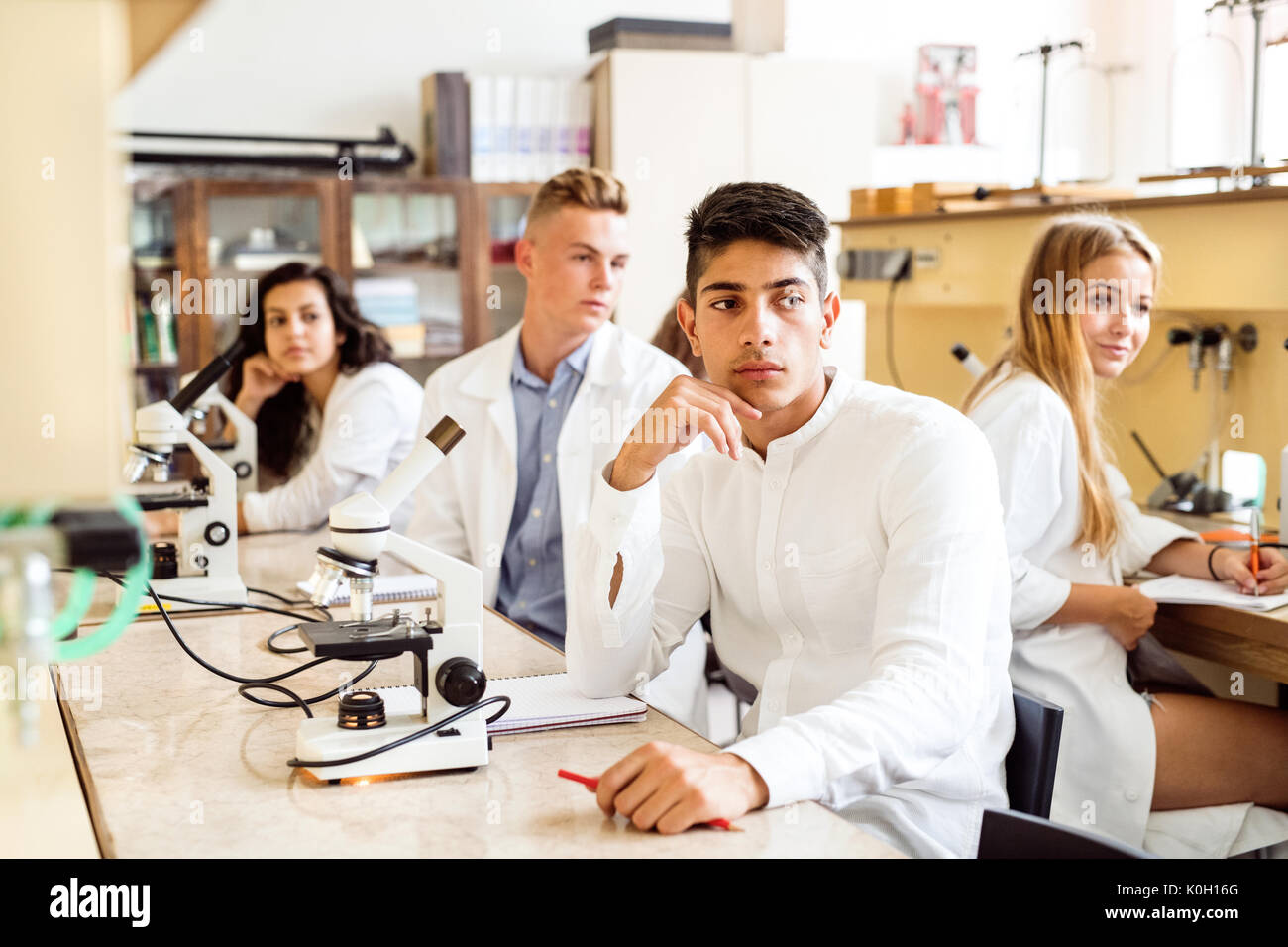 High school science lab hi-res stock photography and images - Alamy