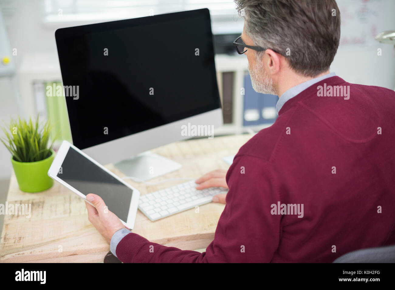 Office worker checking the time hi-res stock photography and images - Alamy