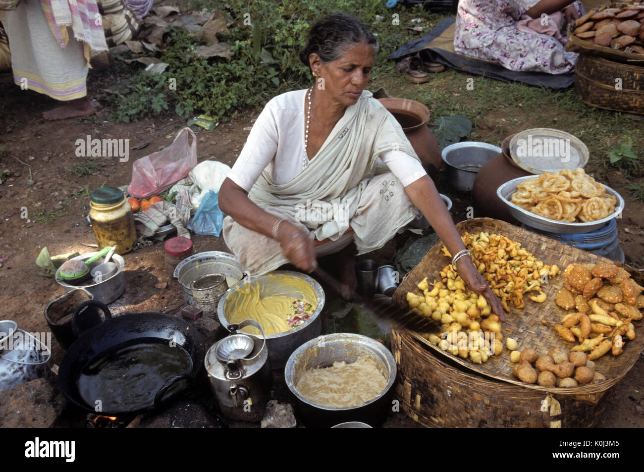 Dongria Kondh woman cooking food at weekly market, Bissamcuttack ...