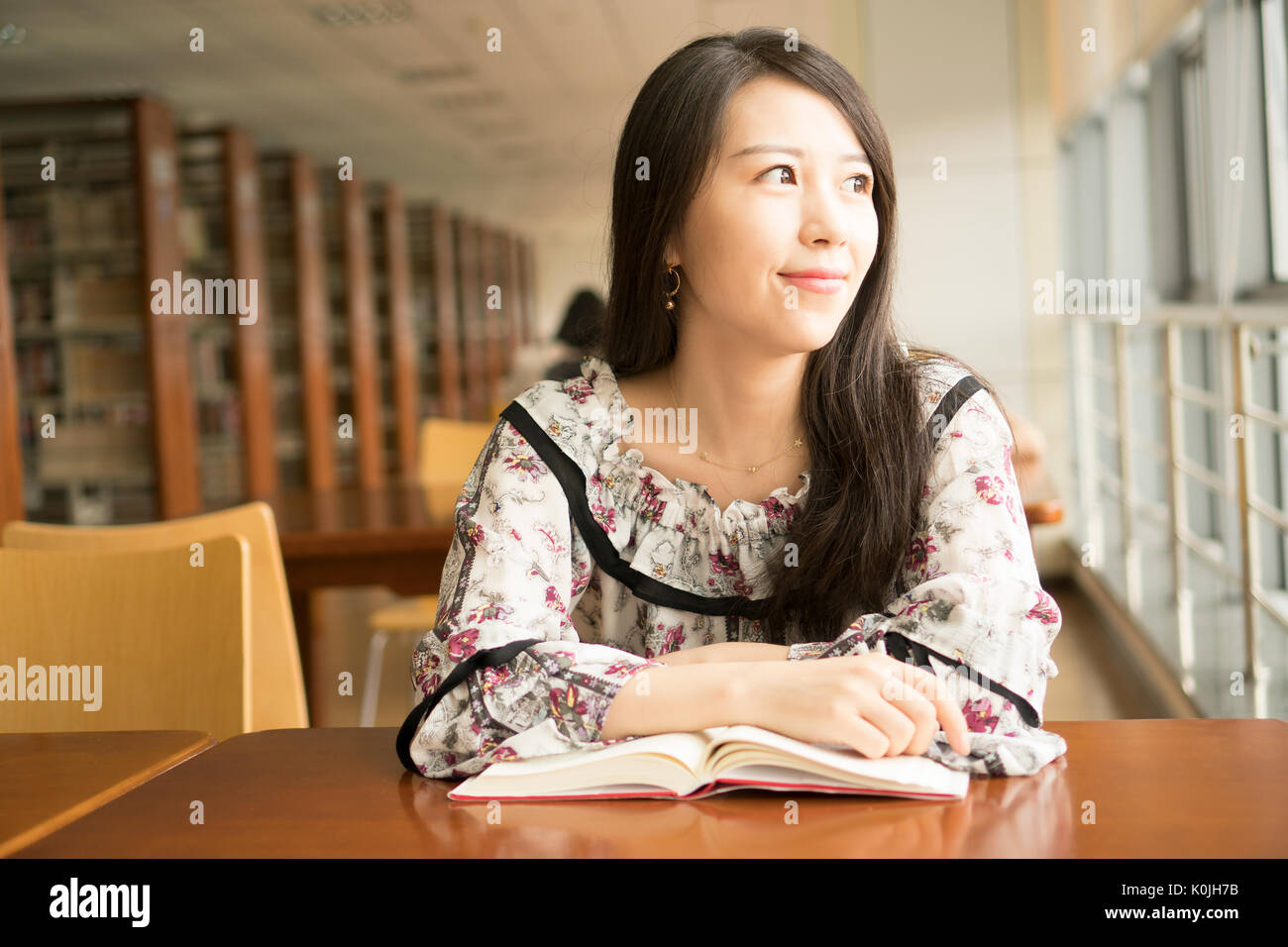 asian girl in library Stock Photo - Alamy