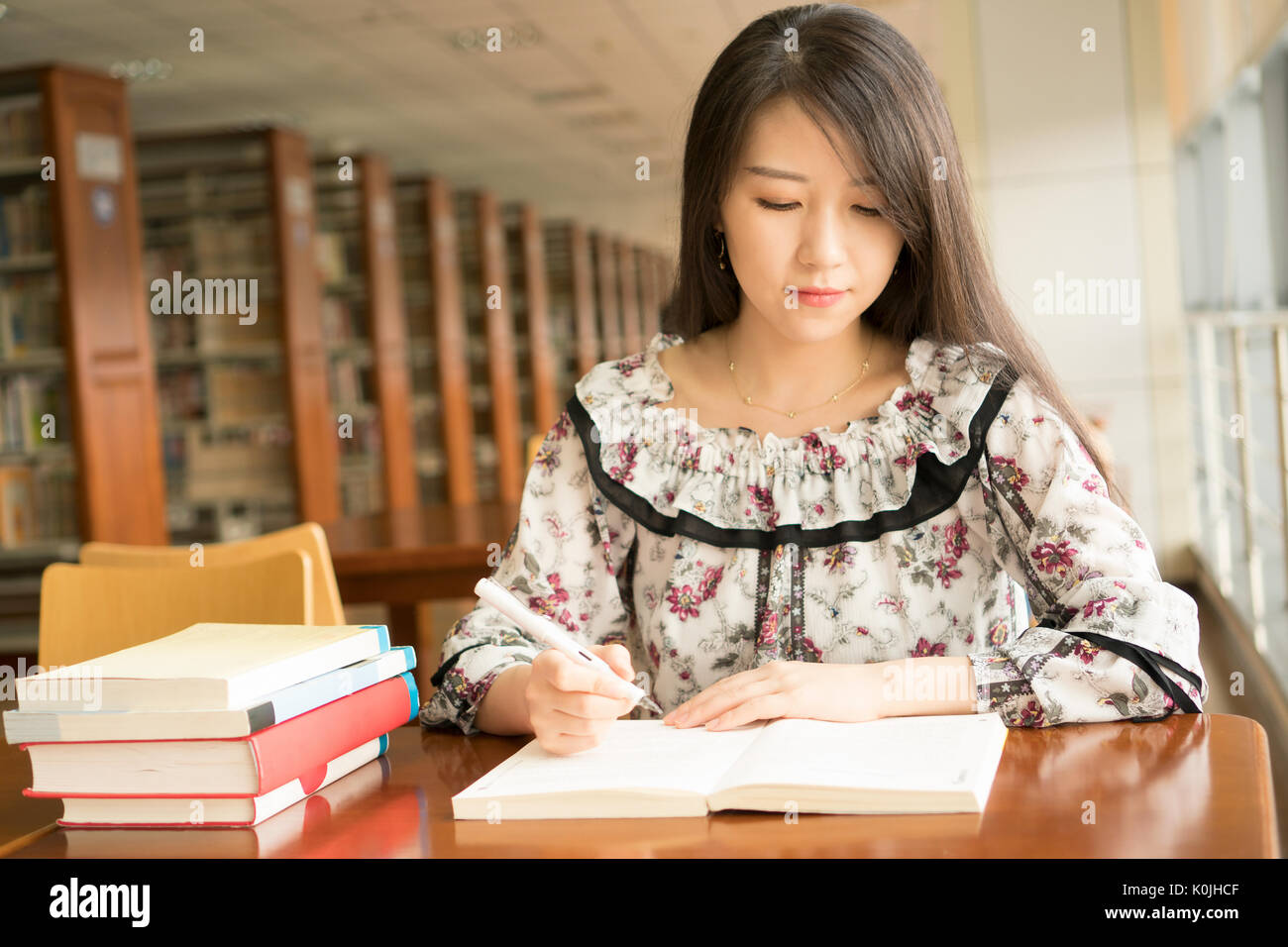 asian girl in library Stock Photo - Alamy