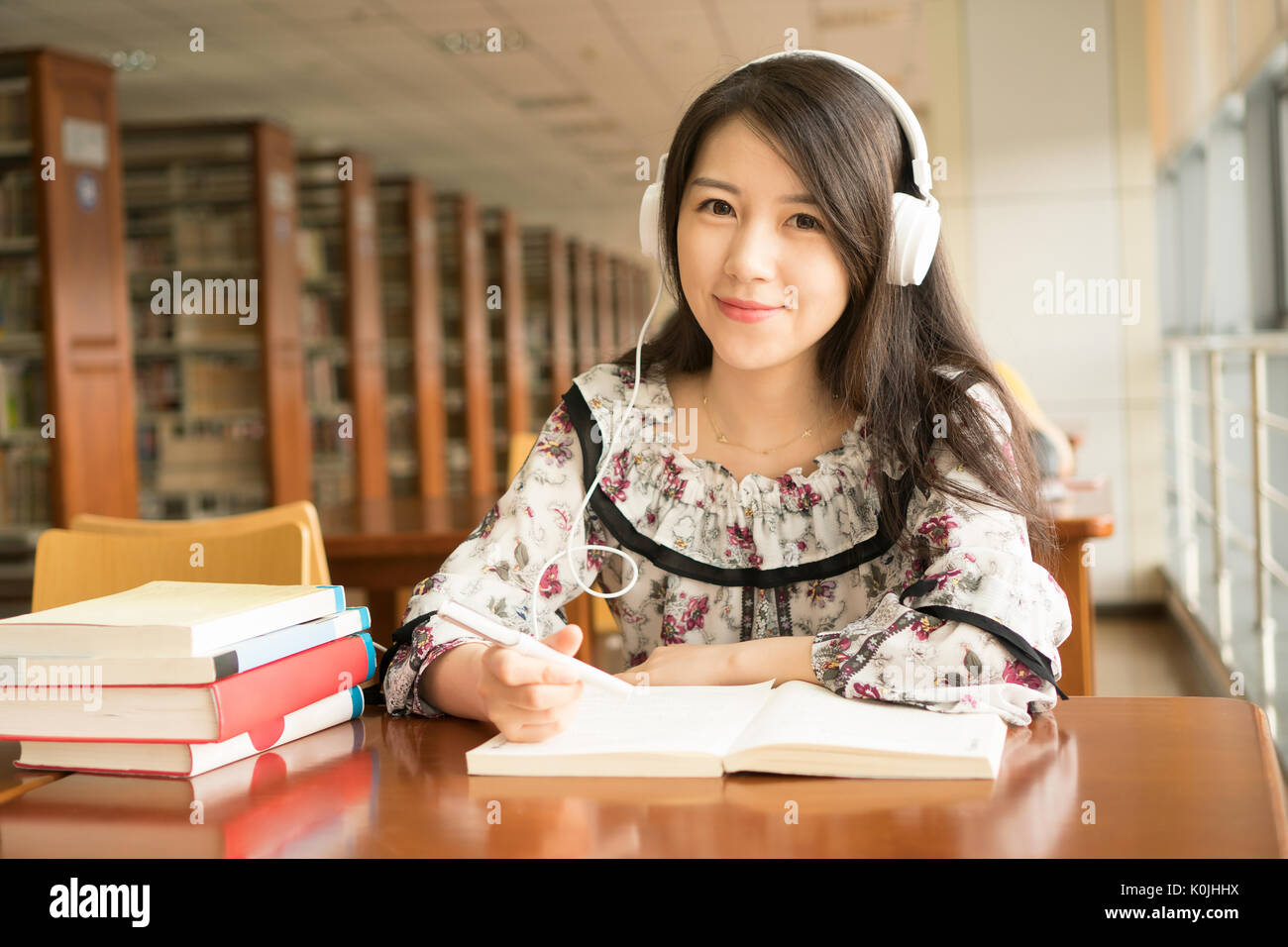 Headphone female asian hi-res stock photography and images - Alamy