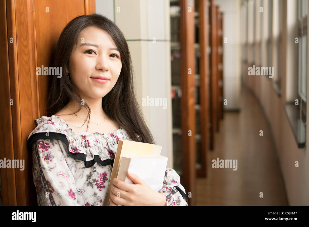 asian girl in library Stock Photo - Alamy