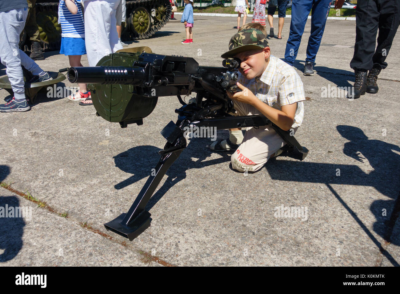Unidentified children age 5-10 years try real weapons Stock Photo - Alamy