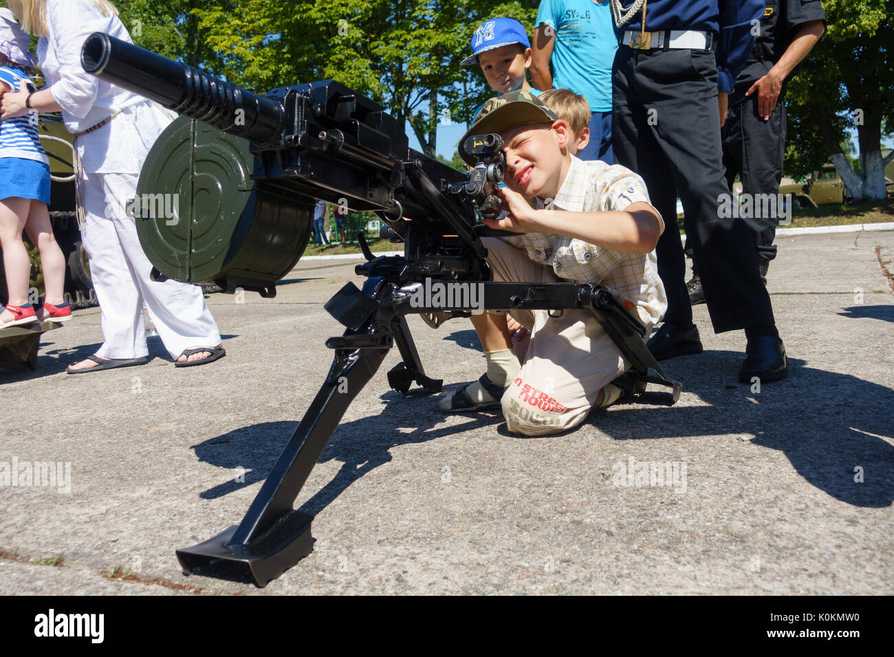 Child with real gun hi-res stock photography and images - Alamy