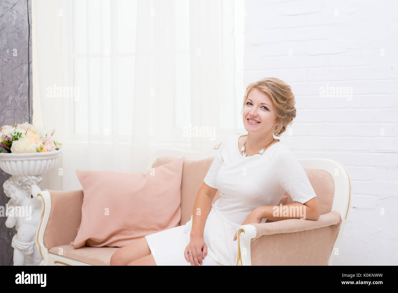 pretty girl at a photo shoot in the studio Stock Photo - Alamy