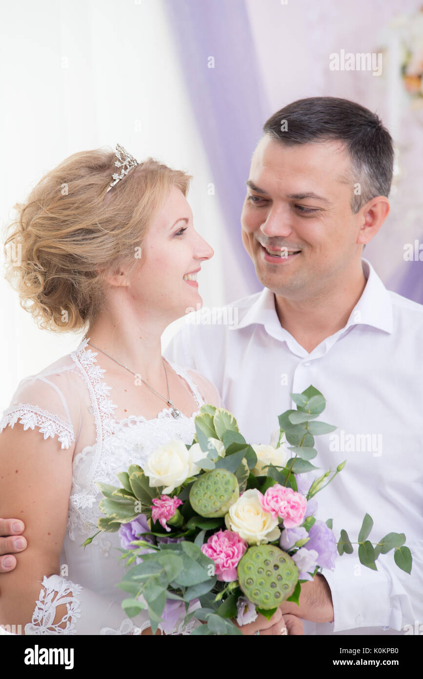 Beautiful married couple in the wedding day Stock Photo - Alamy