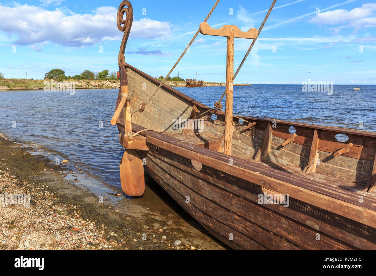 Close up wooden block and ropes Stock Photo - Alamy