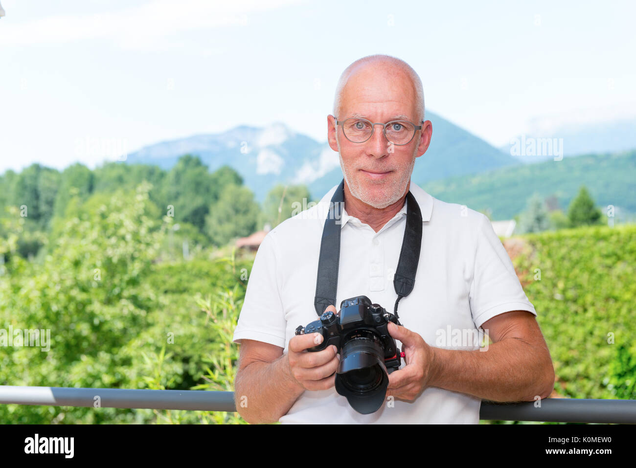 Mature man dslr camera hi-res stock photography and images - Alamy