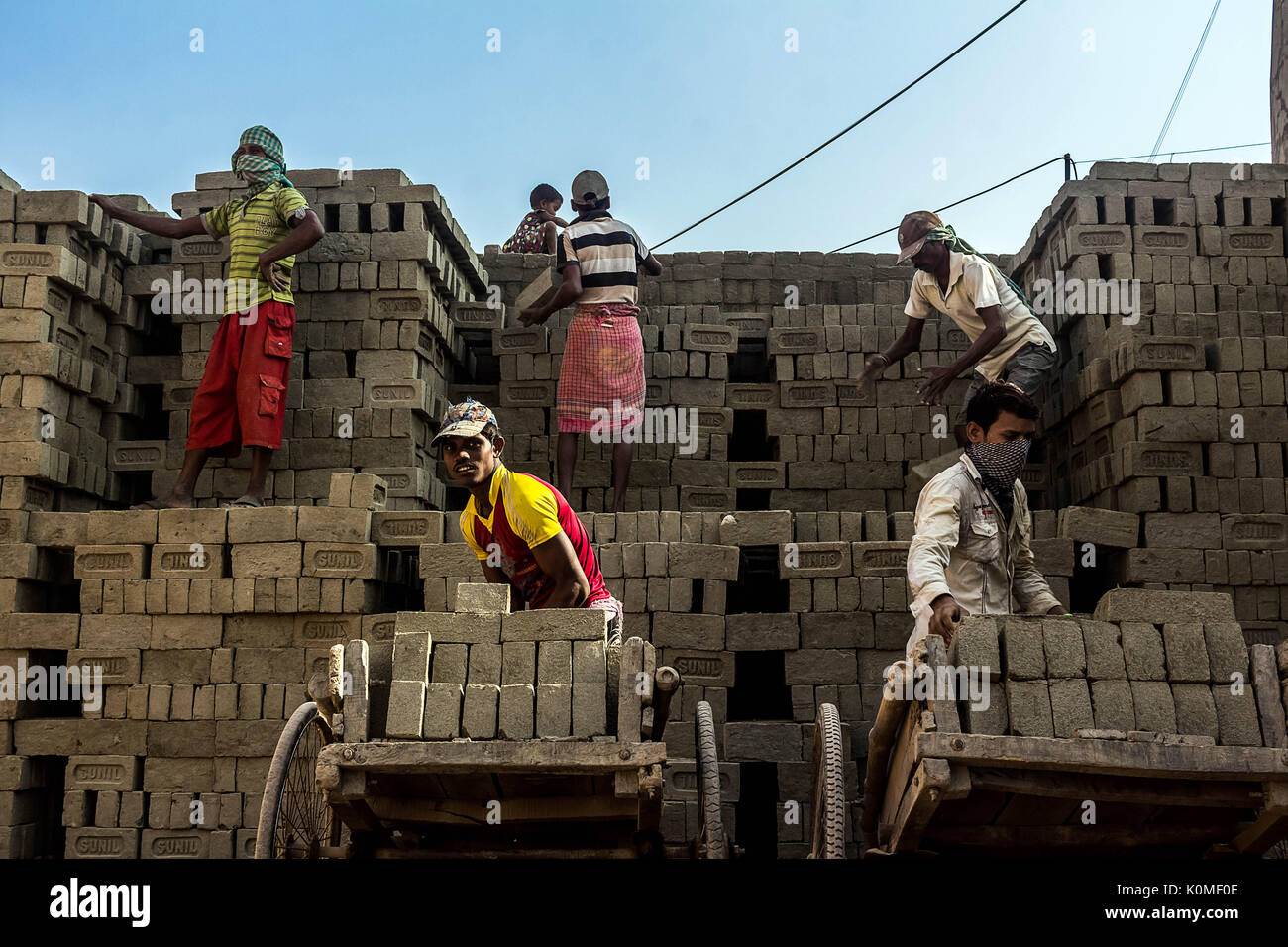 Child labour india brick hi-res stock photography and images - Alamy