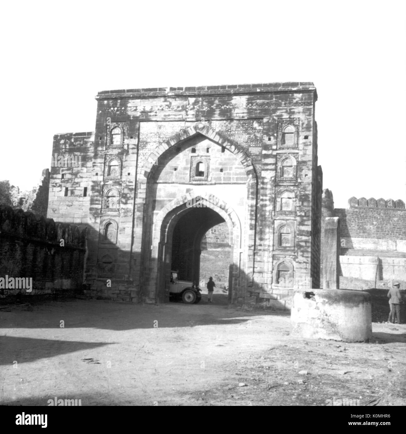 Atala masjid jaunpur hi-res stock photography and images - Alamy