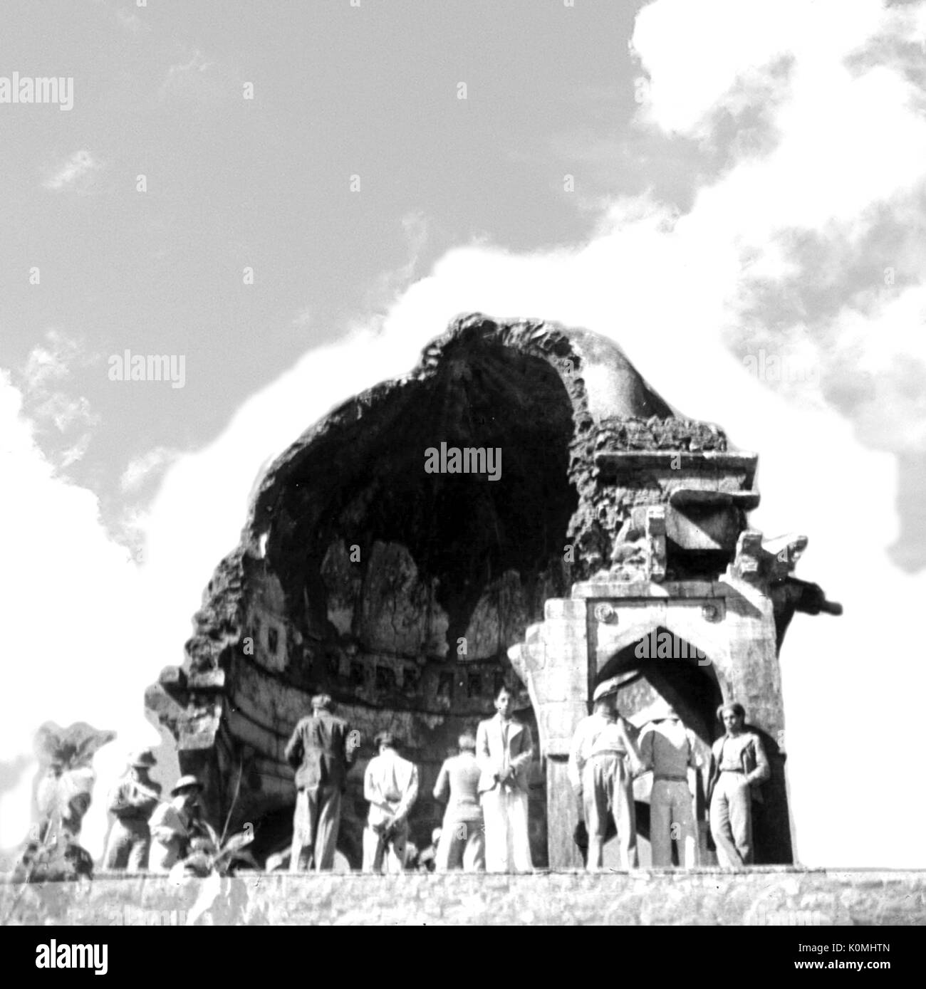 Broken monuments hi-res stock photography and images - Alamy