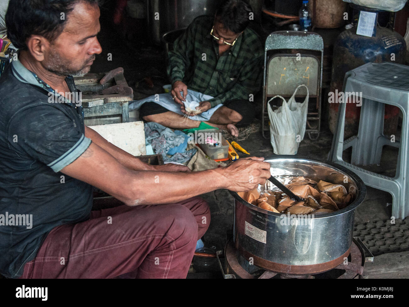 Man dyeing cloth, Chor Bazaar, Mumbai, Maharashtra, India, Asia Stock ...