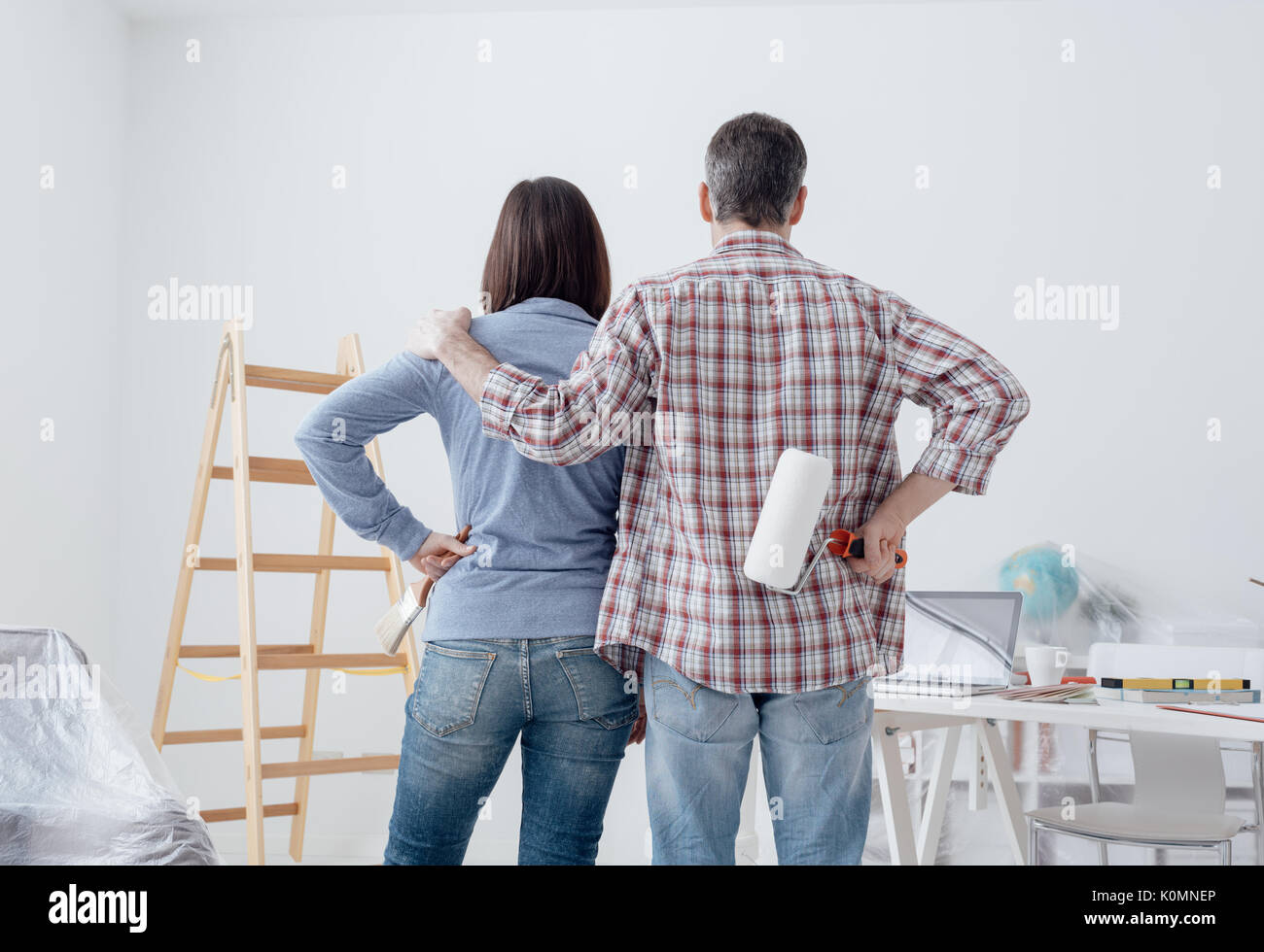 Man staring at painting hi-res stock photography and images - Alamy