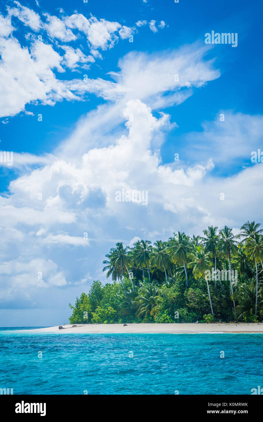 Tropical desert island hi-res stock photography and images - Alamy