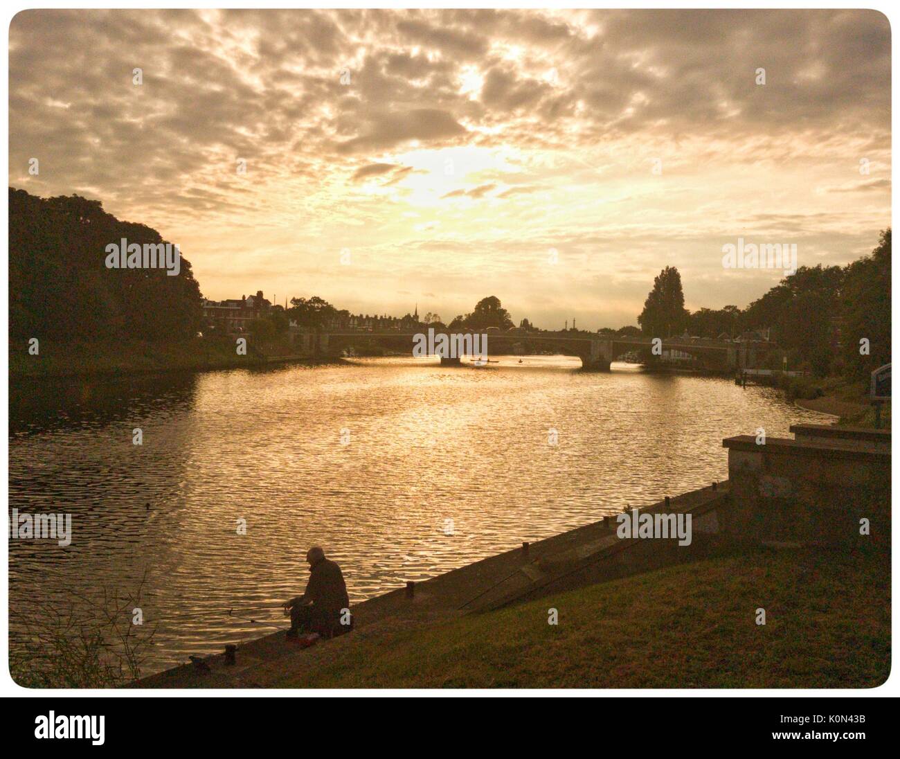 River side hampton court hi-res stock photography and images - Alamy