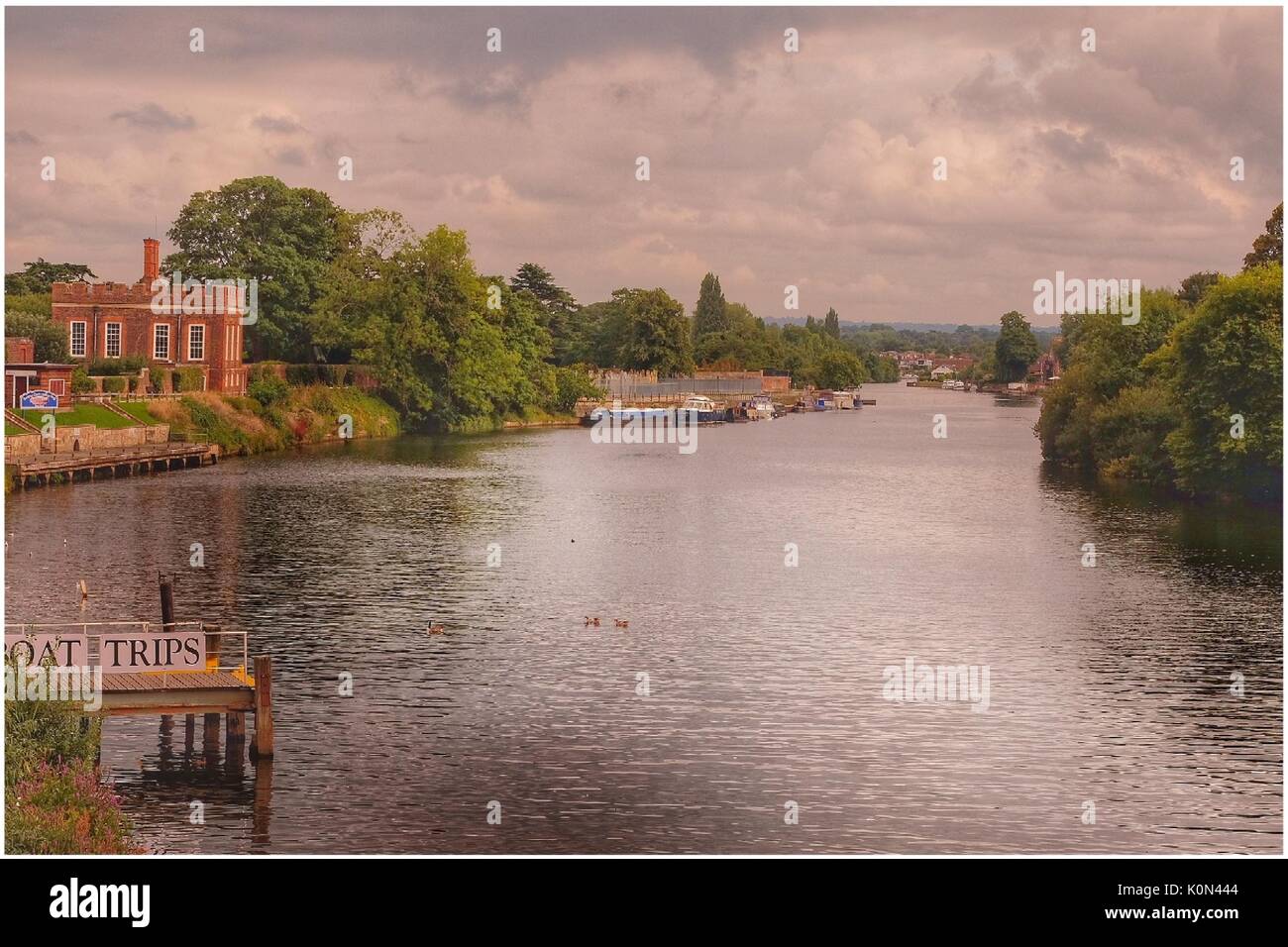 River side hampton court hi-res stock photography and images - Alamy