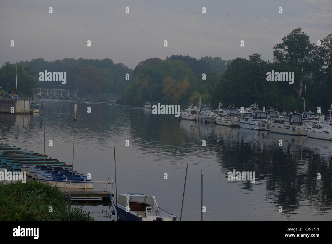 Hampton Court River thames Stock Photo - Alamy