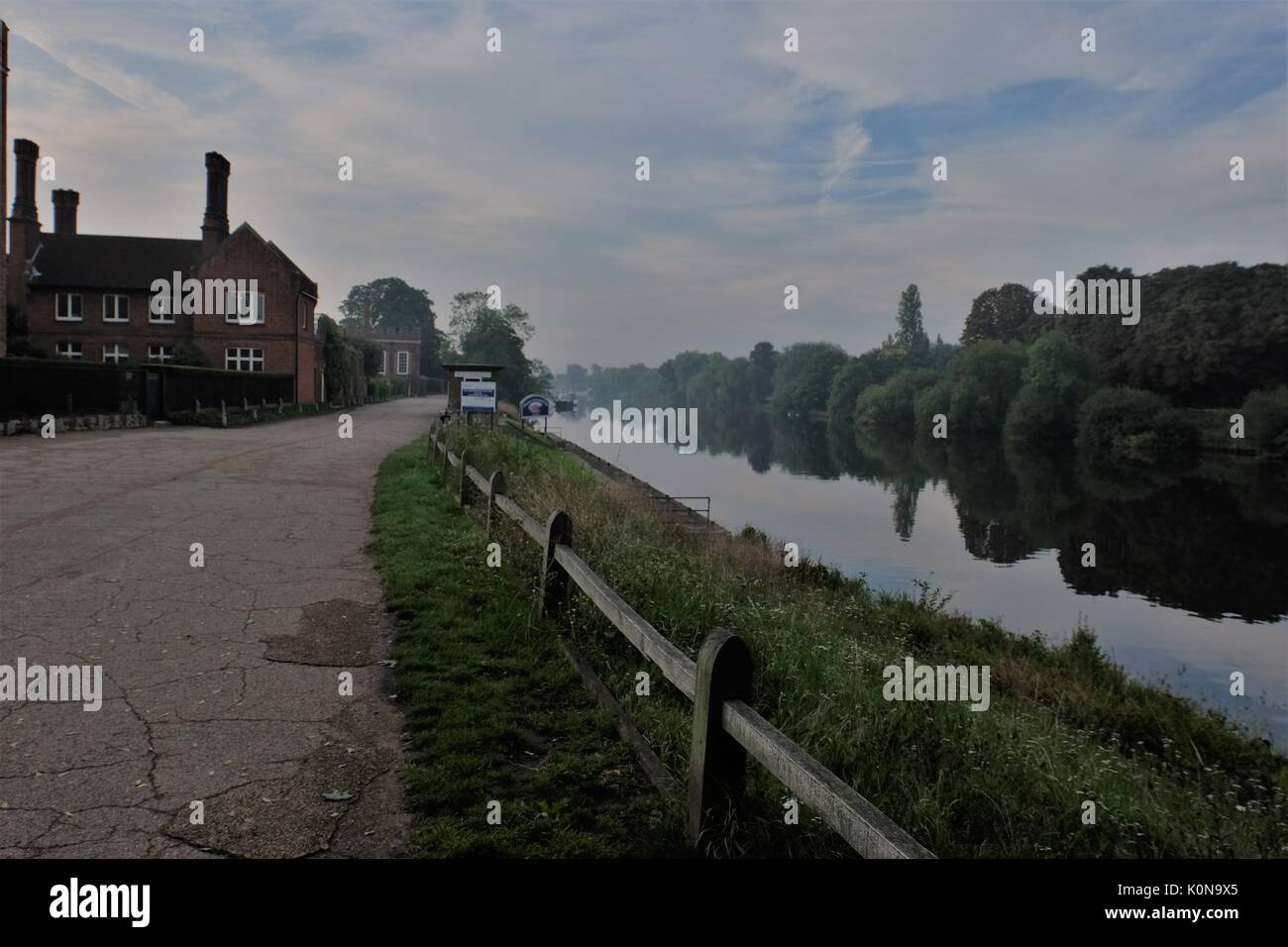 tow path on the thames Stock Photo - Alamy