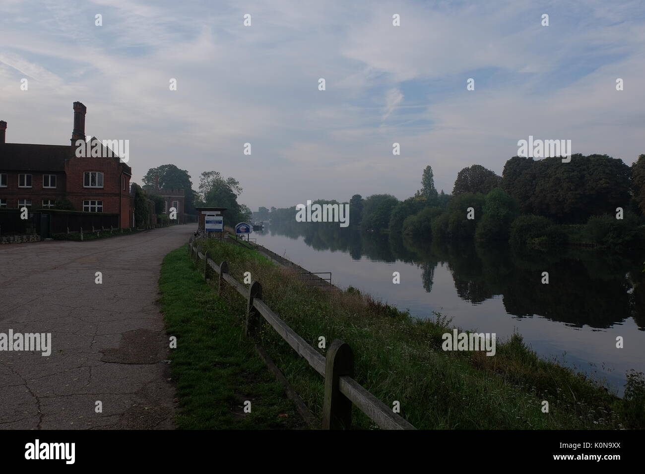 tow path on the thames Stock Photo - Alamy
