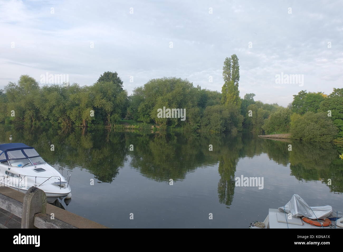 tow path on the thames Stock Photo - Alamy