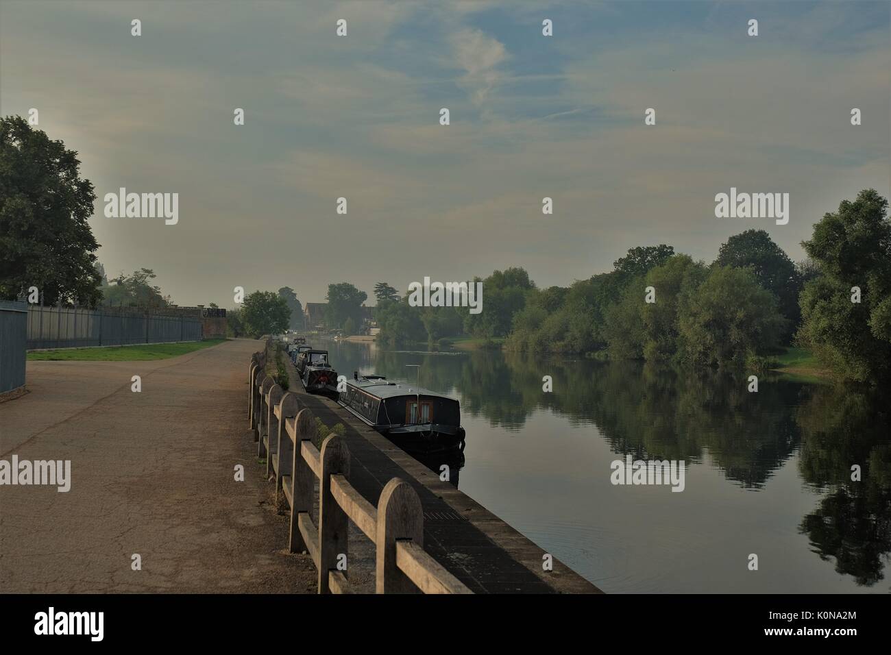 tow path on the thames Stock Photo - Alamy
