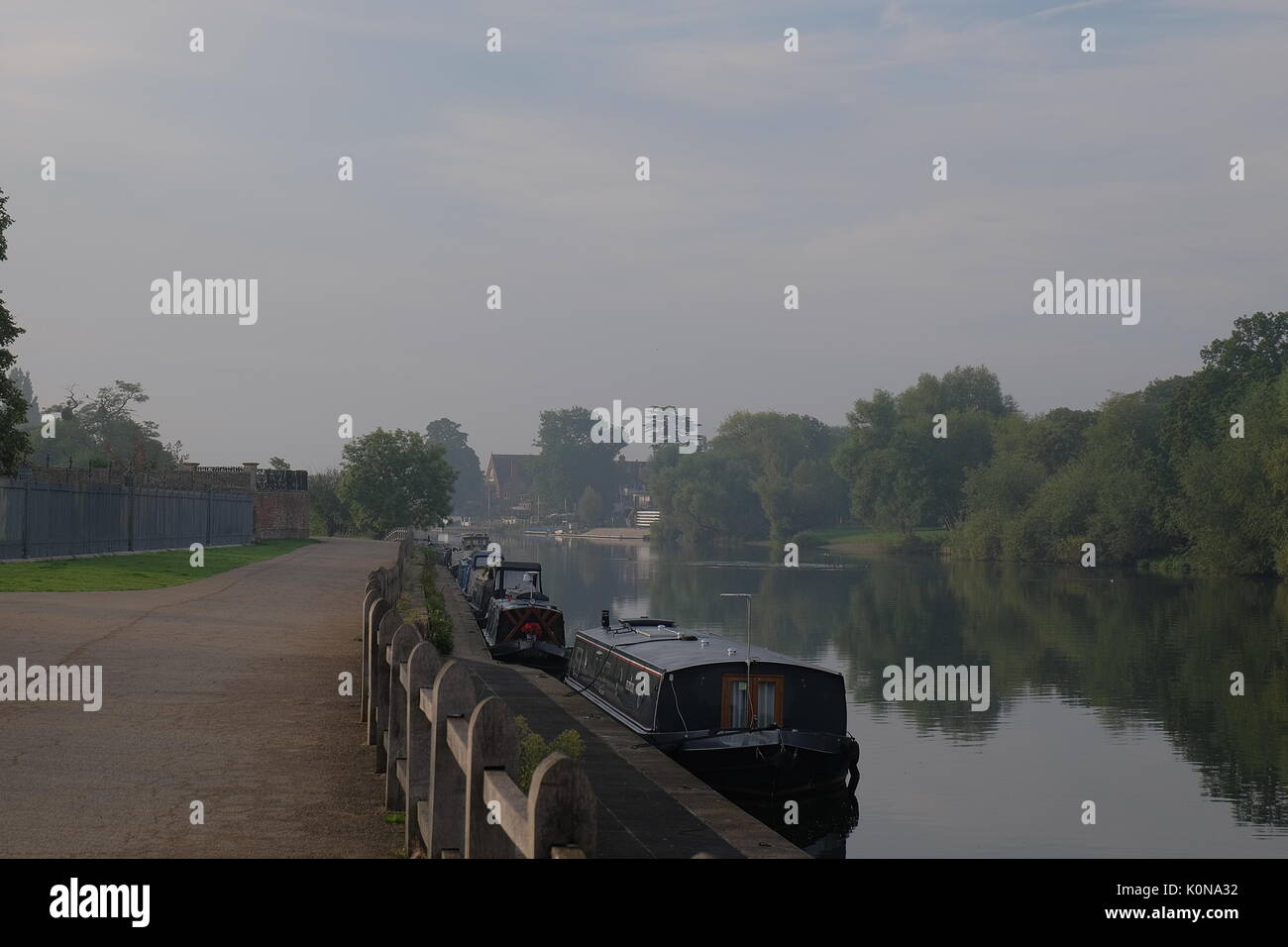 tow path on the thames Stock Photo - Alamy