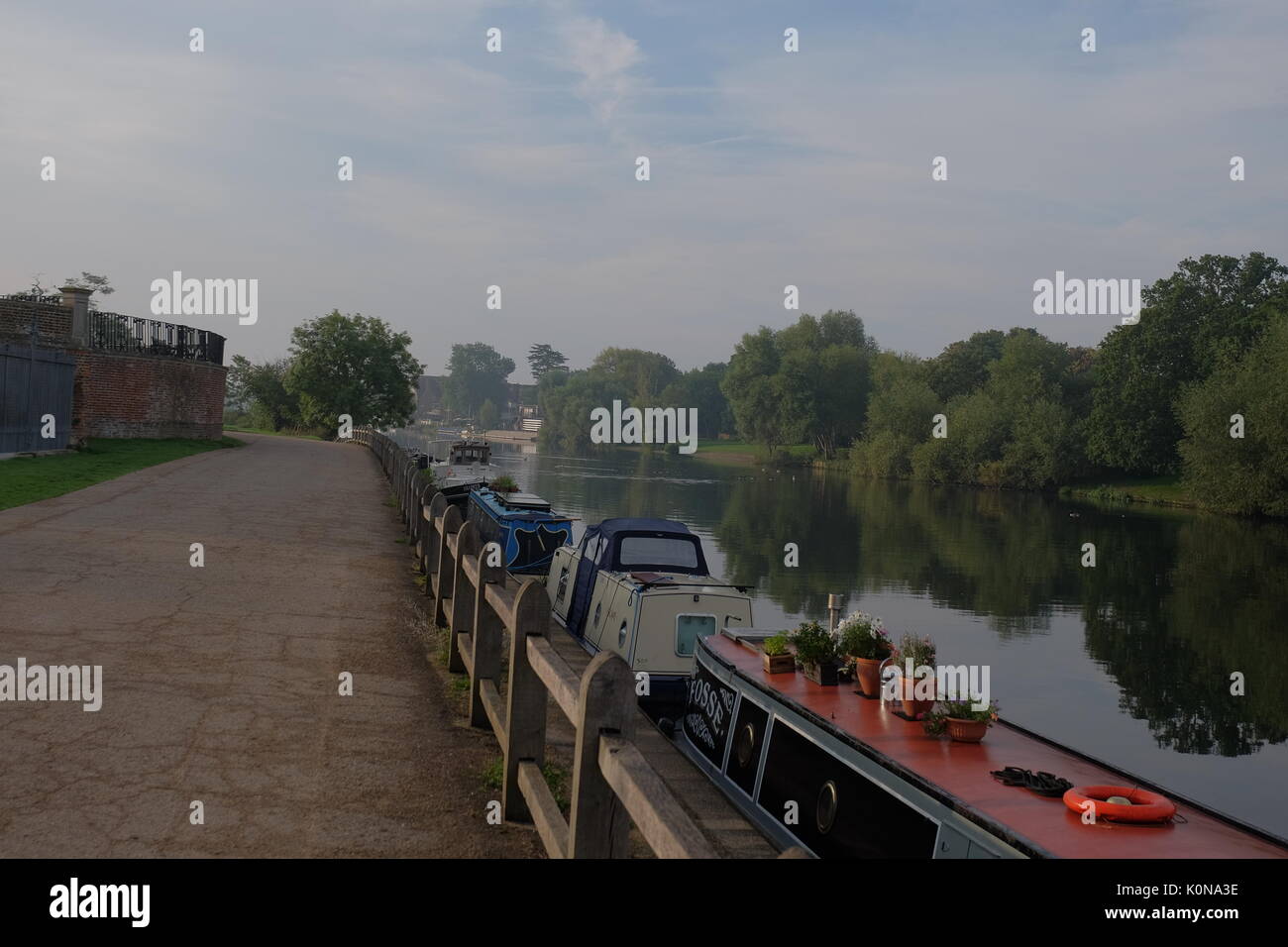 Thames side tow path hi-res stock photography and images - Alamy