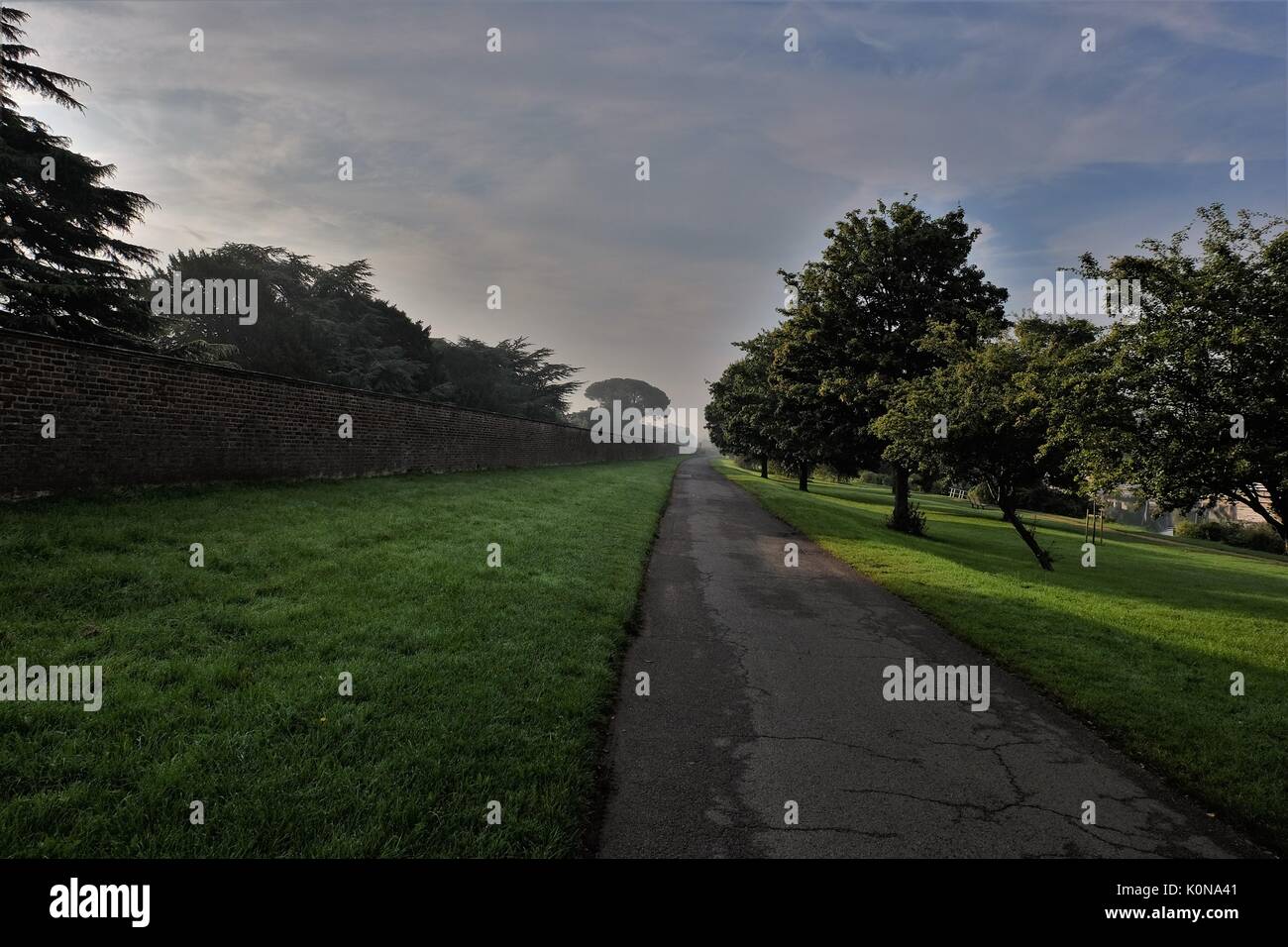 tow path on the thames Stock Photo - Alamy