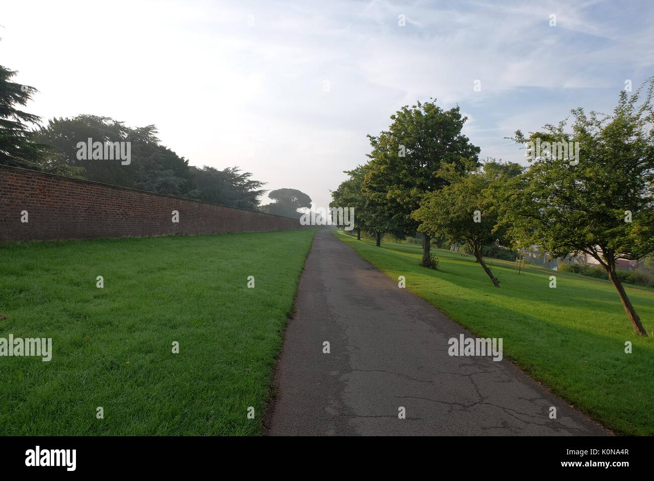 Thames side tow path hi-res stock photography and images - Alamy