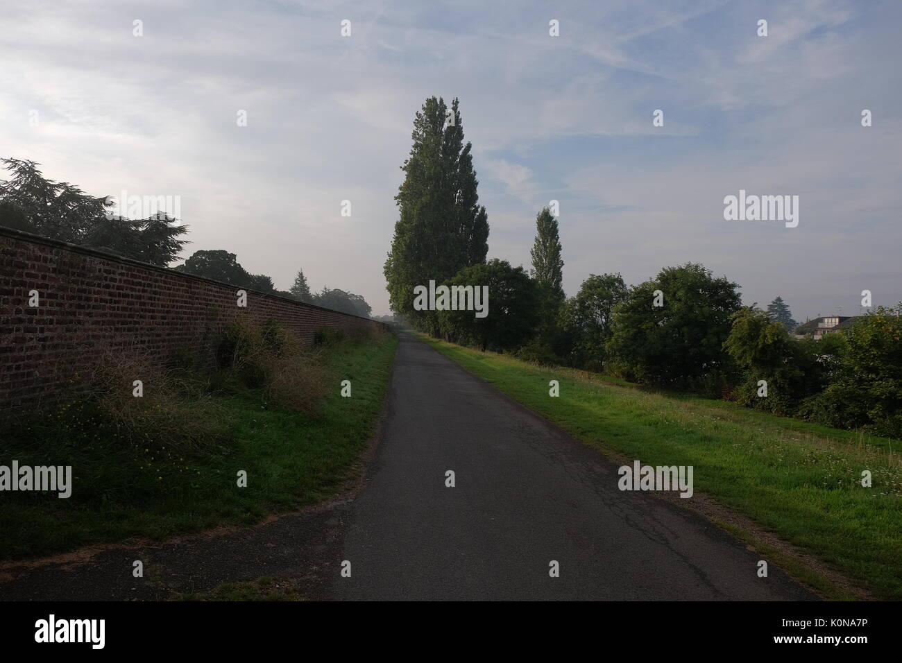 tow path on the thames Stock Photo - Alamy