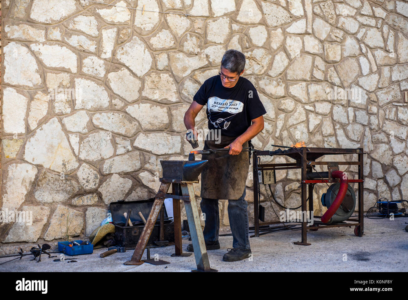 Craftsman demonstrates hi-res stock photography and images - Alamy