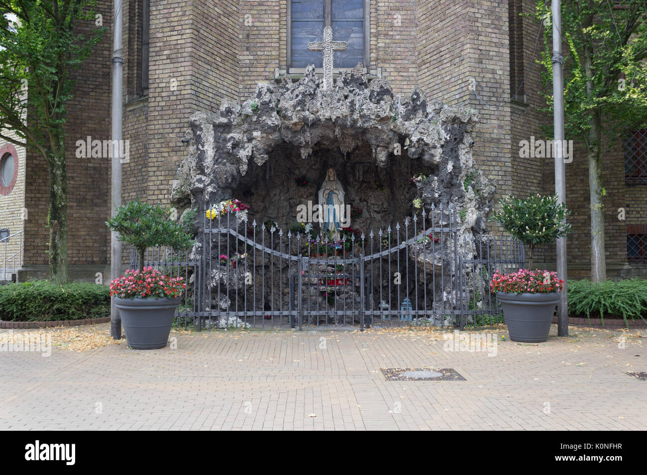 Statue of mary in a grotto hi-res stock photography and images - Alamy
