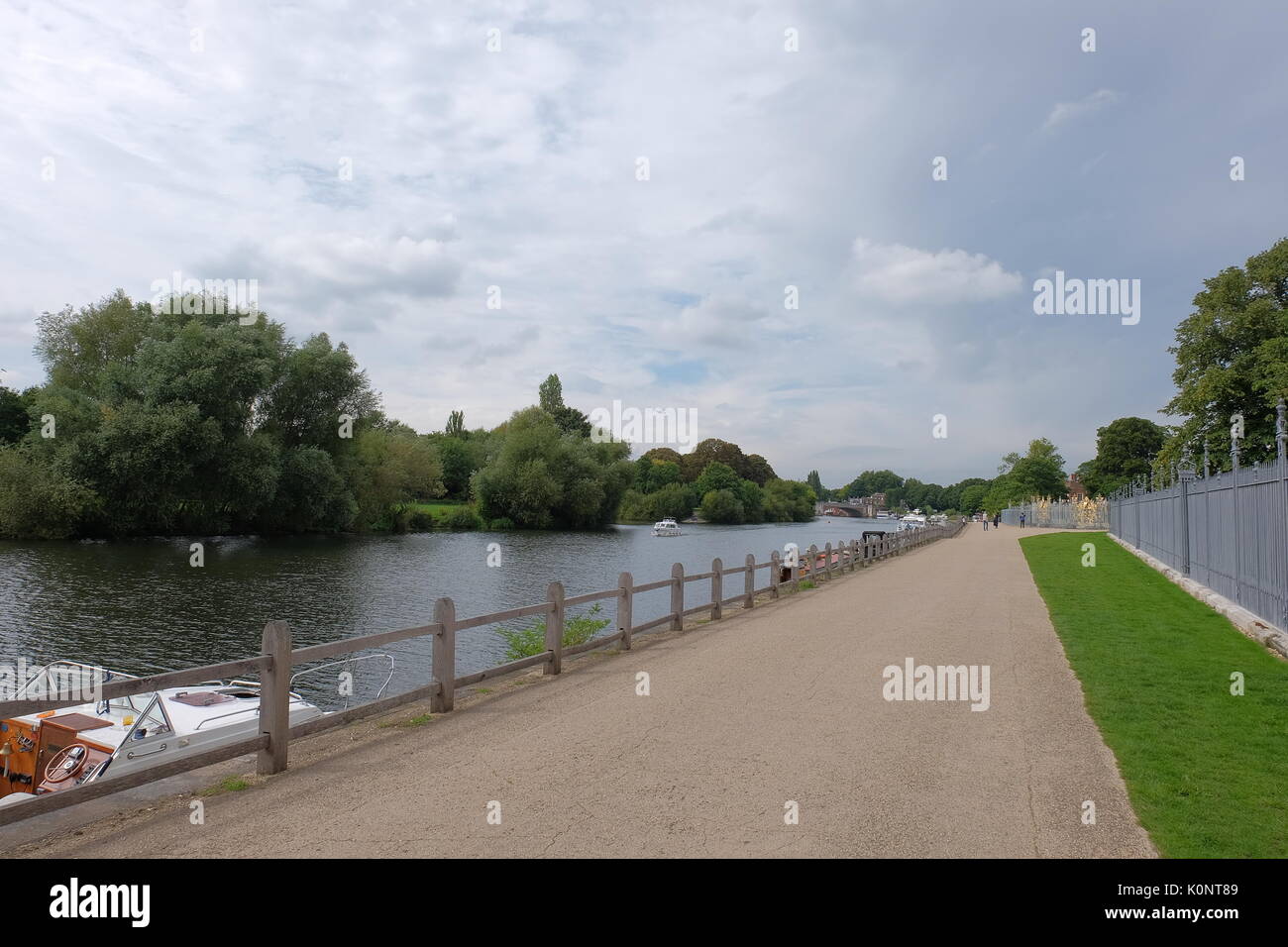 tow path on the thames Stock Photo - Alamy