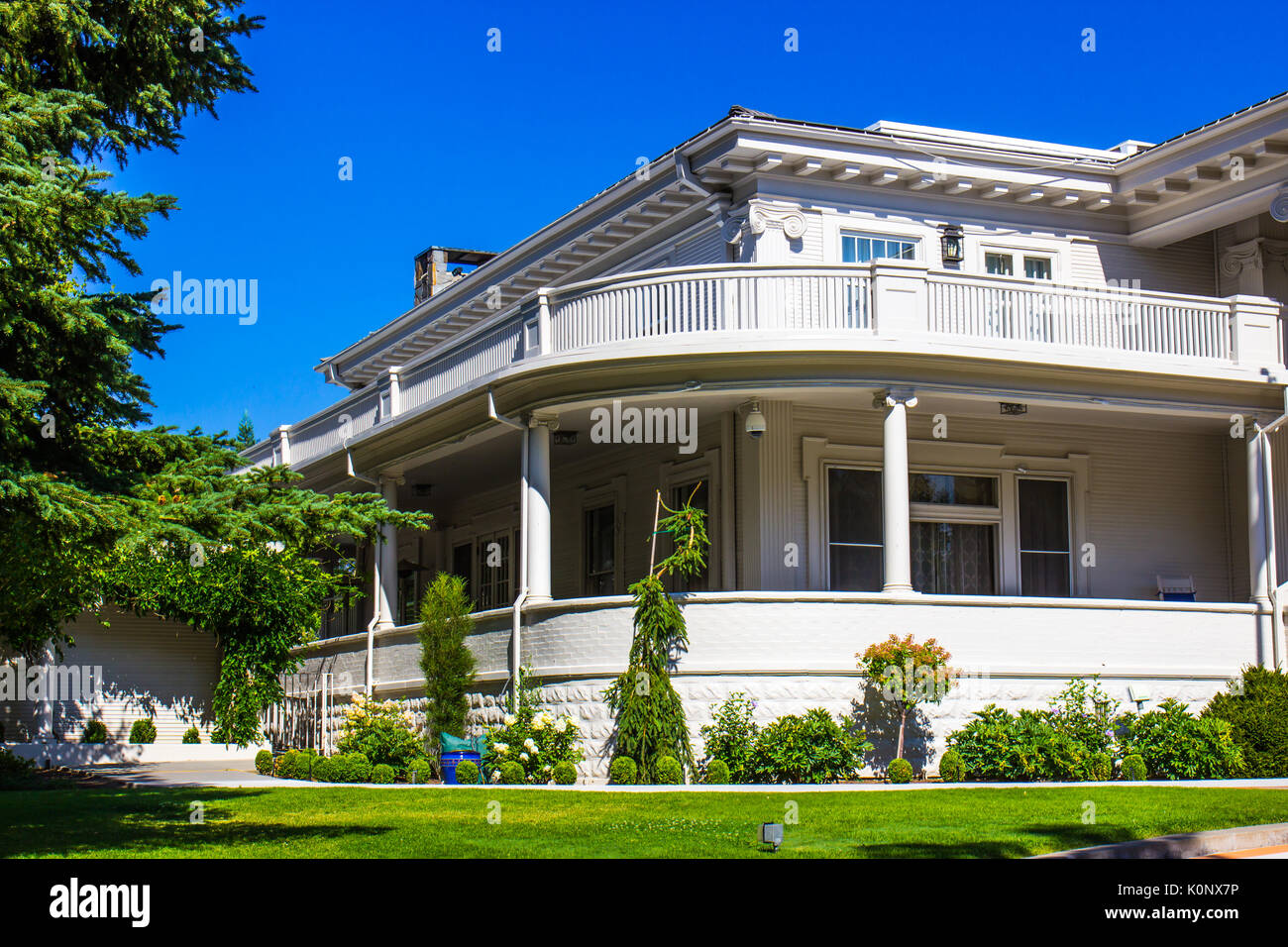 Rounded corner windows hi-res stock photography and images - Alamy
