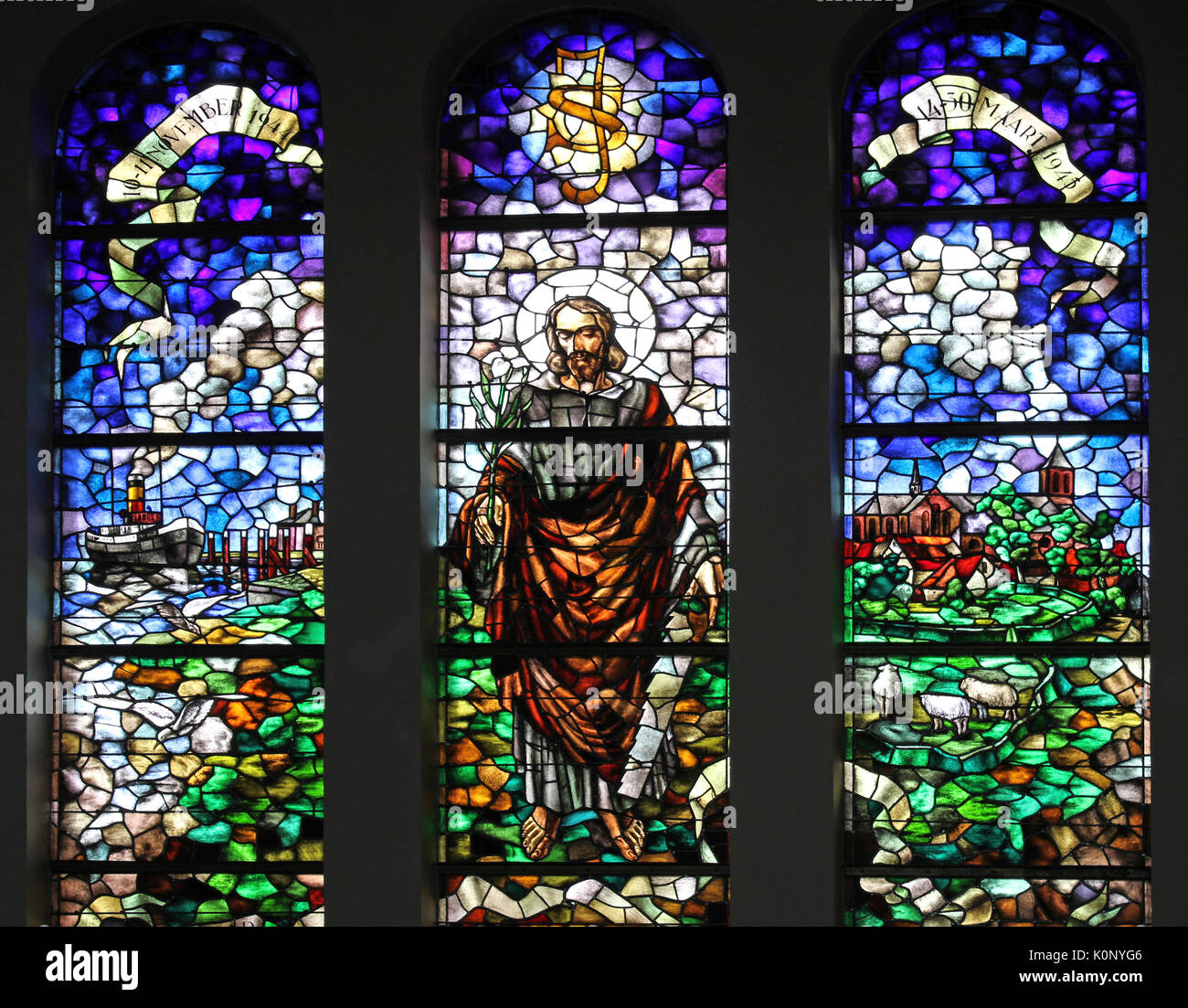 Stained glass war memorial hi-res stock photography and images - Alamy