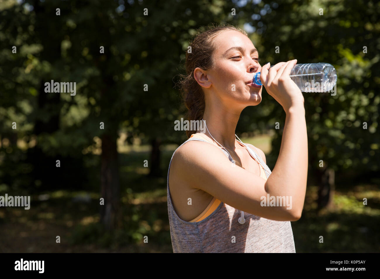 Woman drinking water during training hi-res stock photography and ...