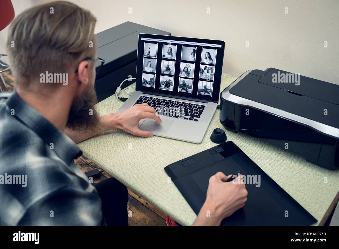 Young photographer using pen hi-res stock photography and images - Alamy