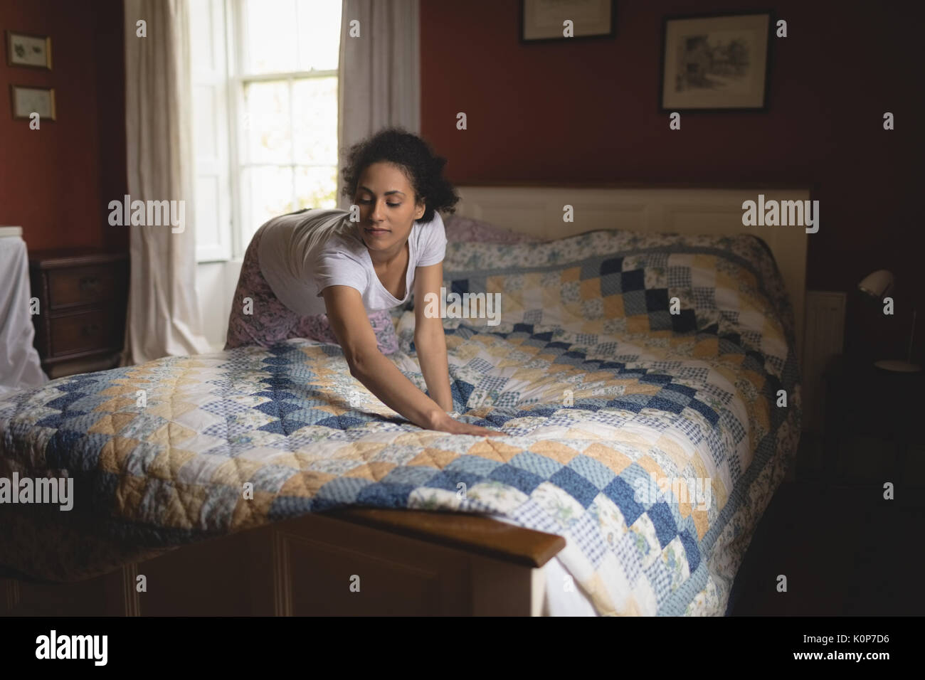 Making bed hi-res stock photography and images - Alamy
