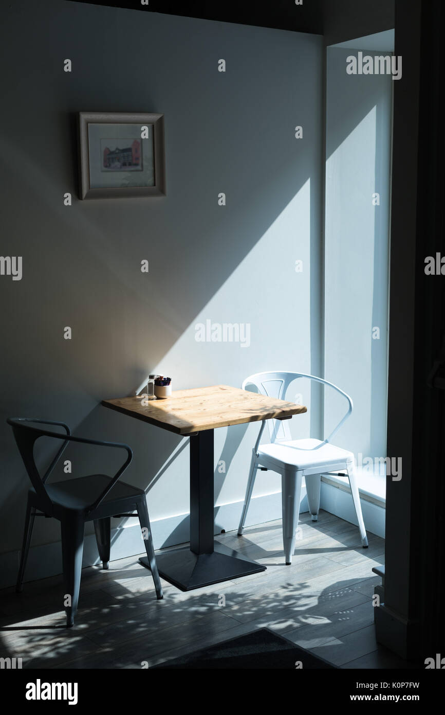 Empty chair at table hi-res stock photography and images - Alamy