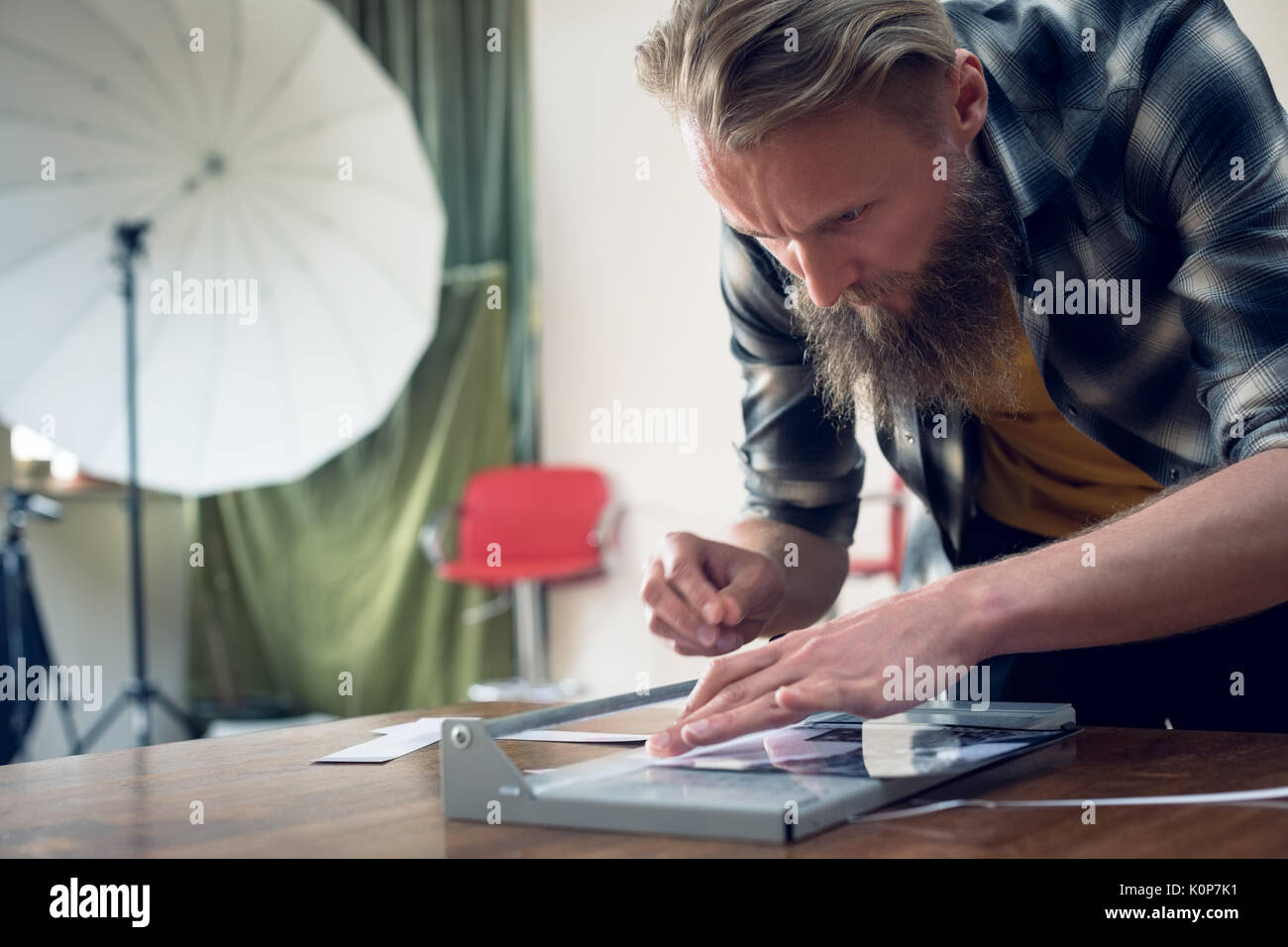 Paper cutting tool hi-res stock photography and images - Alamy