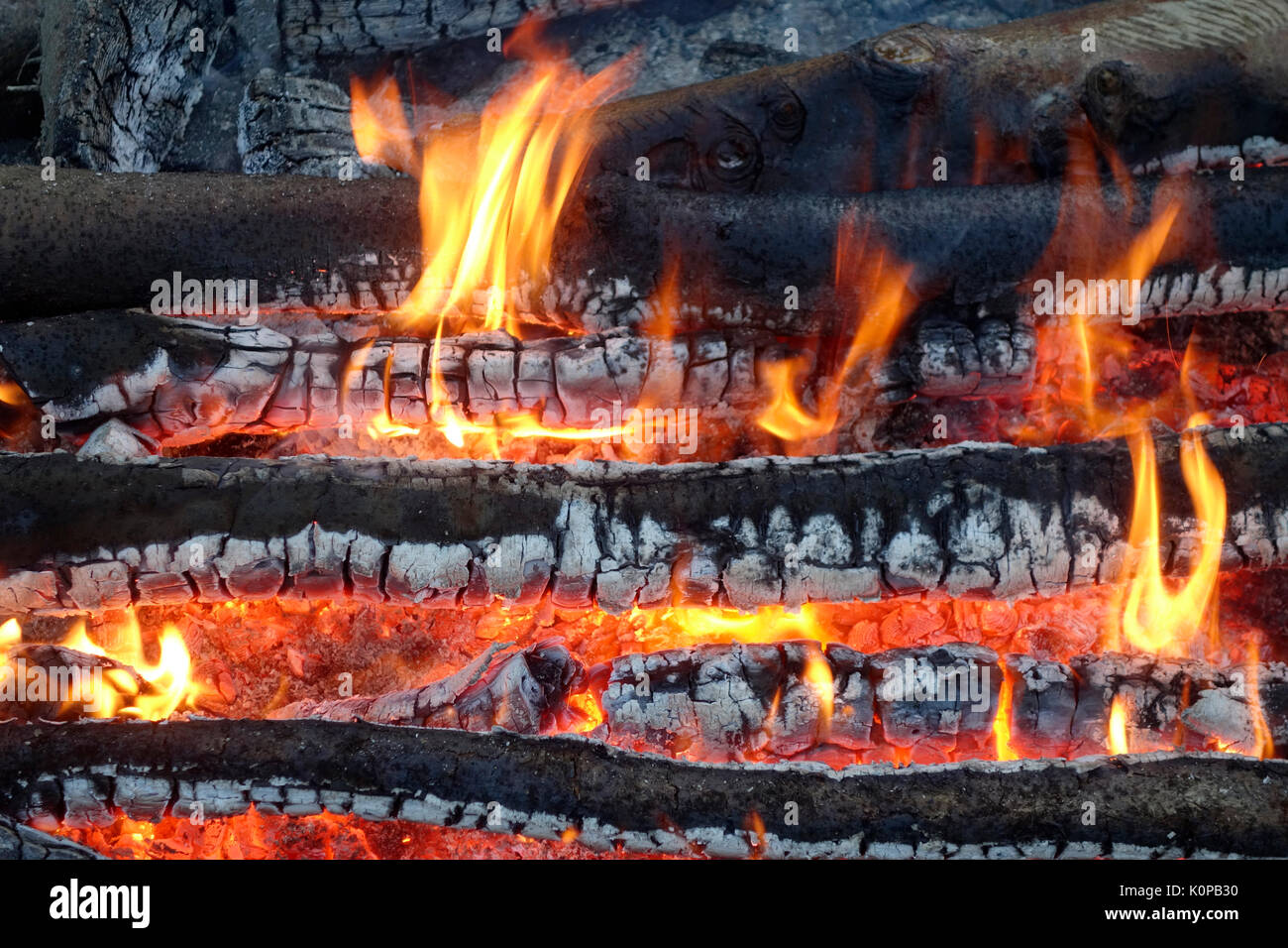 Burning logs campfire hi-res stock photography and images - Alamy